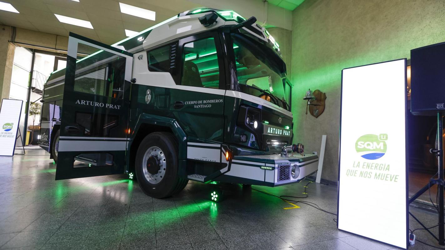 Bomberos de Santiago se refuerza: Así es el primer carro bomba eléctrico | T13